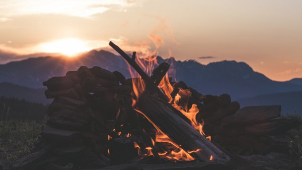 Bivouac: how to light a campfire safely?
